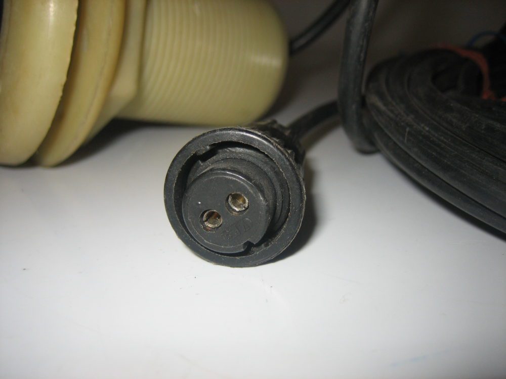 Radarsonics 200 Khz Thru-Hull Plastic Low Profile Transducer - Max ...